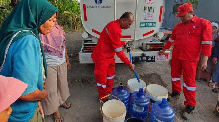 Bantu Warga Terdampak Kekeringan, BPBD Majalengka Distribusikan Puluhan Ribu Air Bersih ...