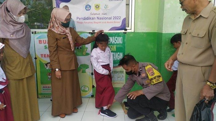 Kayla Bocah Kelas 1 SD Tak Punya Sepatu, Pakai Sendal ke Sekolah Membuat Hati Polisi Bogor ...