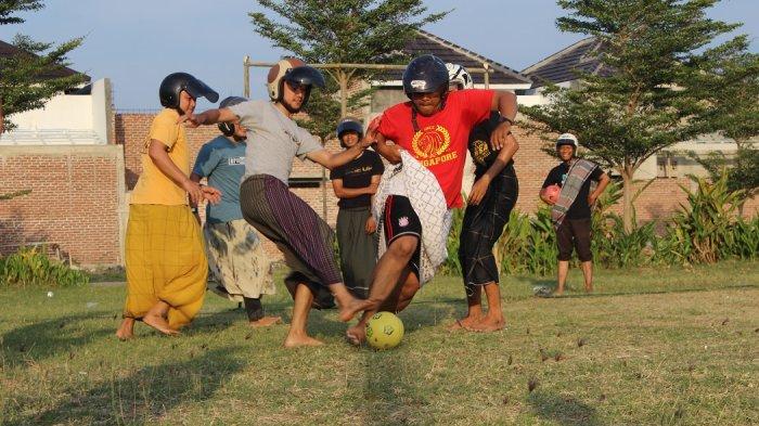 Serunya Bapak-bapak di Indramayu Ramaikan HUT RI Ke-77, Main Futsal ...