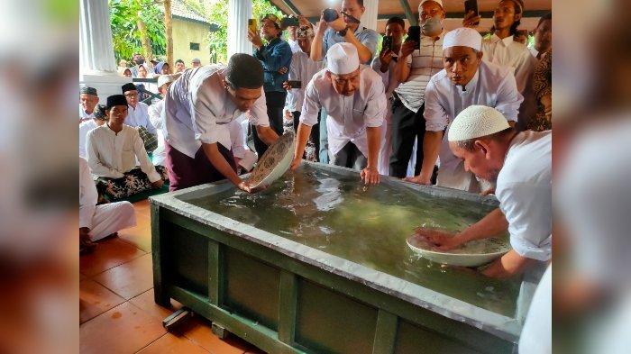Keraton Kasepuhan Cirebon Gelar Tradisi Siraman Panjang, Cuci Benda Pusaka Peninggalan Wali ...