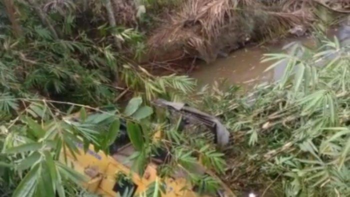 Diduga Tak Kuat Lalui Jalan Menanjak, Stoom Walls Tercebur ke Sungai di ...