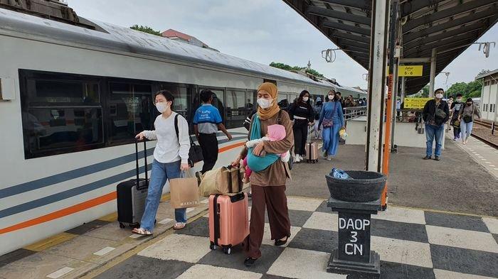 PT KAI Daop 3 Cirebon Catat Volume Penumpang Masih Tinggi Meski Libur Nataru Berakhir ...