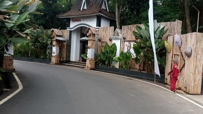 Lembur Pakuan, Destinasi Wisata Gratis Khas Bali di Subang, Suasananya ...