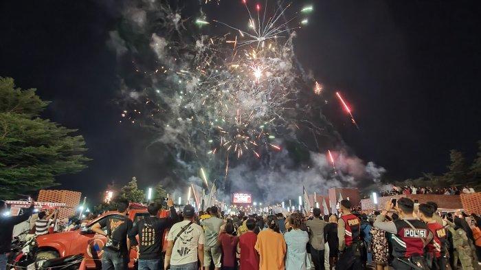 Suara Terompet dan Kembang Api Sambut Tahun Baru 2025 di Alun-Alun ...