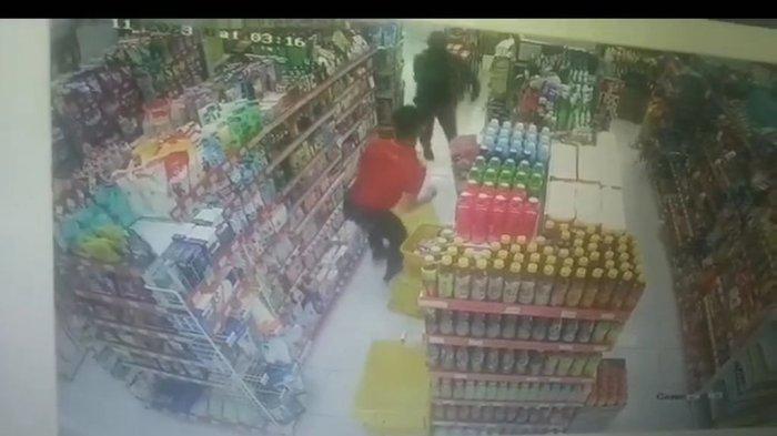 Viral Perampokan di Minimarket Kadipaten Majalengka Terekam CCTV, Korban Ditodong Sajam ...