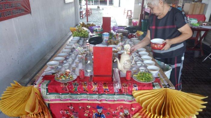 Melihat Tradisi Sembahyang King Ho Ping bagi Umat Budha di Klenteng Hok ...