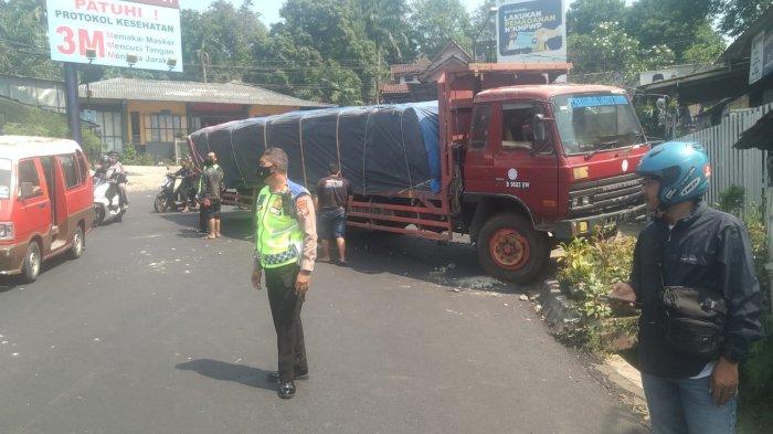 Diduga Rem Blong, Tronton Tak Kuat Nanjak Tabrak Pikap Gas Melon di Pertigaan Patung Bima ...