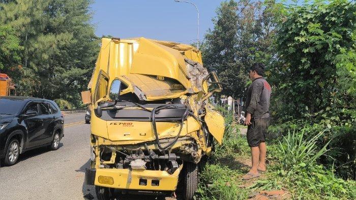 Kecelakaan Maut di Tol Cipularang, Truk Boks Tabrak Tronton, Kernet ... Kecelakaan Maut di Tol Cipularang, Truk Boks Tabrak Tronton, Kernet ...