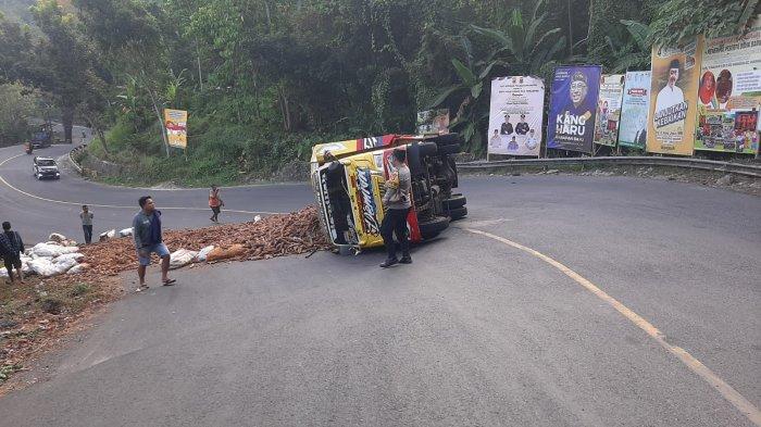 Tak Kuat Menanjak, Truk Terguling di Tanjakan Baed Sukabumi, Singkong Berserakan di Jalan ...