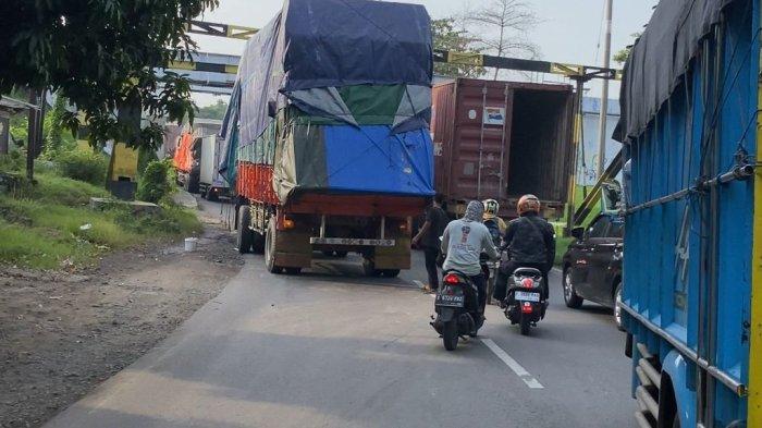 Truk Gandeng 'Nyangkut' di Kolong Jembatan Rel Widasari Indramayu, Polisi: Arus Lalin Sudah ...