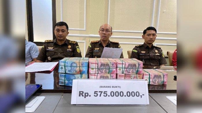 Tumpukan Uang Rp 575 Juta Diduga Hasil Korupsi Penanaman Mangrove di ...