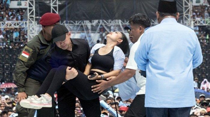 Viral, Ajudan Prabowo, Mayor Teddy Bopong Perempuan saat Kampanye Akbar Prabowo-Gibran ...