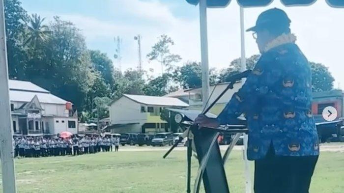 Viral, Bupati Samosir Ngamuk Tahu Ada Guru yang Merokok saat Upacara ...