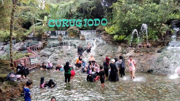 Libur Imlek, Wisatawan Berendam di Curug Jodo, Ingin Awet Muda Hingga ...