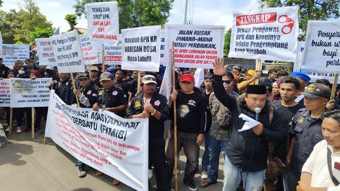 Demo Tandingan Soal Kisruh BPR KR Indramayu, Massa Turun Ke Jalan Tolak ABPD Untuk Penyertaan ...