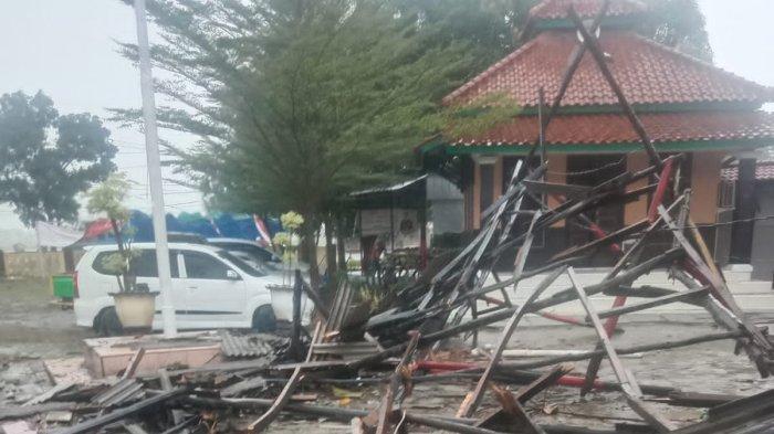 BREAKING NEWS - Angin Puting Beliung di Indramayu Rusak Kantor Polisi, Rumah dan Sekolah ...