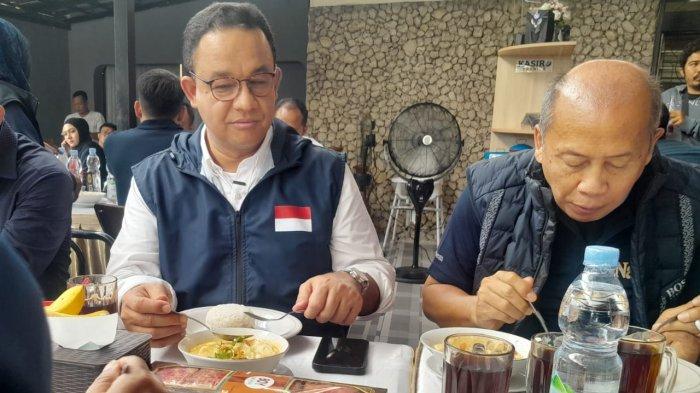 Datang ke Karawang, Anies Baswedan Cicipi Makanan Legendaris Soto ...