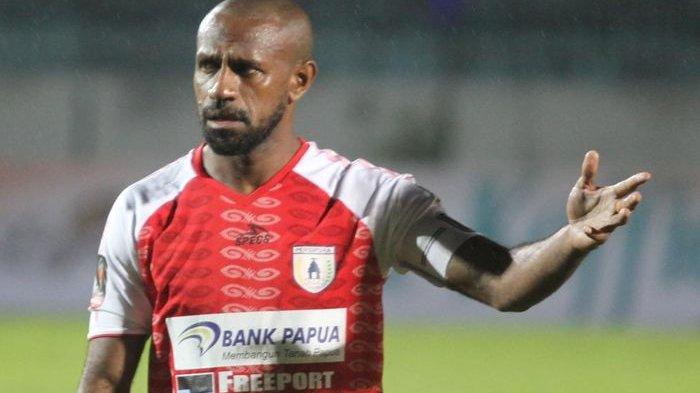 Dihujat Habis-habisan Karena Tekel Keras Aaron Evans, Boaz Solossa ...