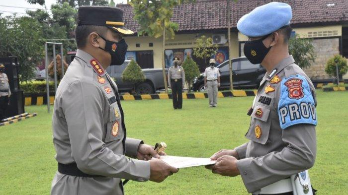 Bripka Asep Hermawan Selesaikan Kuliah S2 & S3 Bersamaan, Diberi ...