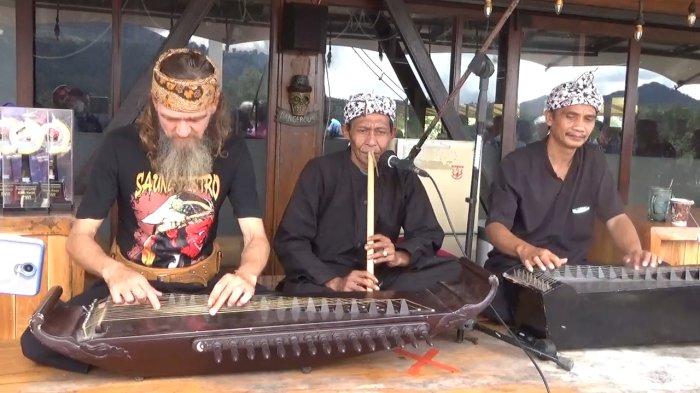 Kisah Bule Belanda yang Terpikat Budaya Sunda, 7 Tahun Mukim Kini Mahir ...