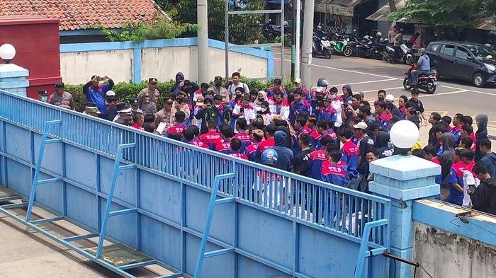 Dipicu Ulah Oknum Atasan, FSP TSK-SPSI Majalengka Geruduk PT Diamond ...