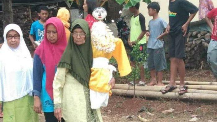 Kuncen Boneka Cingcowong Mirip Jelangkung Pemanggil Hujan di Kuningan ...