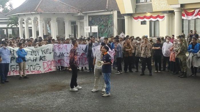 Demo Tolak Kenaikan Harga BBM, Mahasiswa 'Roasting' Anggota DPRD Majalengka - Tribuncirebon.com