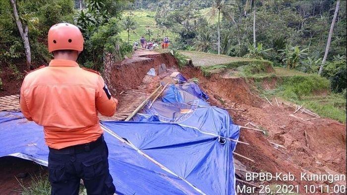 DUA Desa di Kuningan Terisolir, Sebelumnya Jembatan Putus Kini Jalan Ambles, Ini Penjelasan BPBD ...