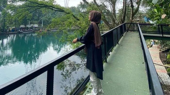 Jembatan Buntu dan Aquarium Raksasa di Destinasi Wisata Talaga Biru ...