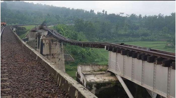 Jembatan Rusak Perjalanan Kereta Api Sempat Terganggu Memutar ke Kroya ...