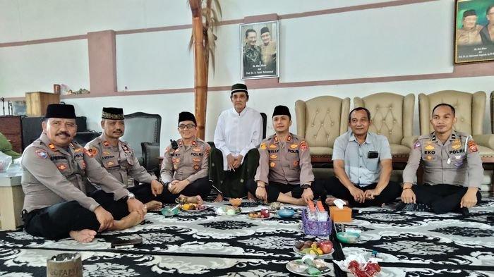Kapolres Kuningan Bersama Jajarannya Datangi Kediaman Abah Habib ...