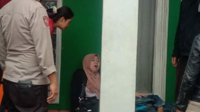 Kisah Suami Wafat Di Pangkuan Istri Saat Berteduh Di Sebuah Ruko Di