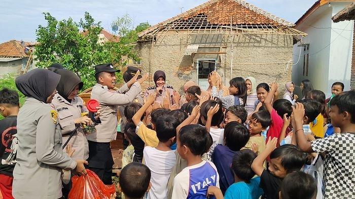 Tawa Lepas Anak-anak Korban Angin Puting Beliung di Indramayu Saat ...