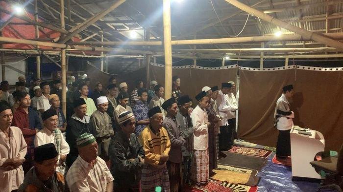 Miris Korban Gempa Cianjur Sholat Tarawih di Masjid Darurat dari Bambu Beralaskan Terpal, Atap ...