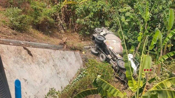 Truk Molen Terperosok ke Jurang 10 Meter di Maniis Purwakarta, Sopir Sempat Tak Sadarkan Diri ...