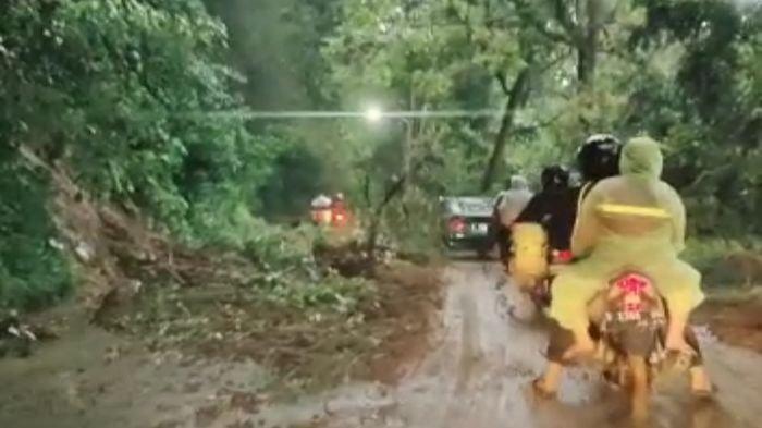 Jalur Wisata Lembang Jalan Maribaya Diterjang Longsor dan Pohon Tumbang, Pengendara Harus Hati ...