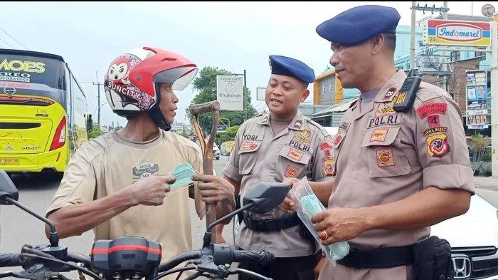 Batalyon C Pelopor Satbrimob Polda Jabar Bagikan Masker ke Pengendara di Jalur Pantura Cirebon ...
