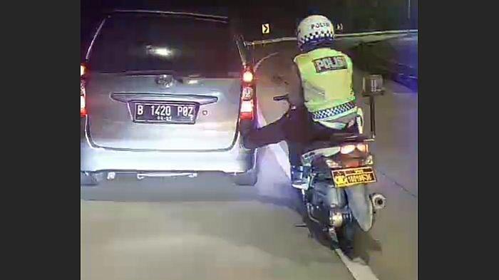 VIRAL, Polisi Dorong Mobil Mogok dengan Cara Di-Step, Ternyata Anggota ...