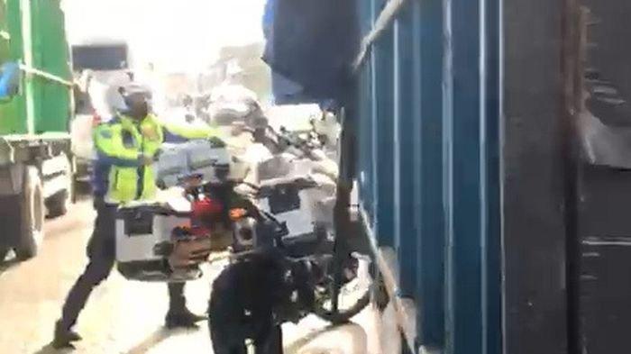 VIRAL Aksi Polisi di Sukabumi Kejar Pengemdi Truk yang Ugal-ugalan Hingga Disengol dan Oleng ...