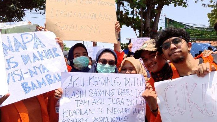 Beragam Poster Menyindir Hingga Nyeleneh Warnai Aksi Demonstrasi ...