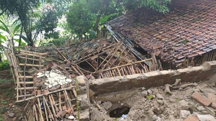 Tembok yang Sudah Lapuk Jadi Penyebab Rumah Roboh di Lemahsugih ...