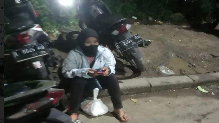 Driver Ojol Wanita di Surabaya Ini Menangis, Pertama Kali Jadi Ojol Motornya Malah Digondol ...