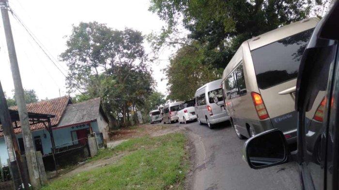 Warga Karawang Terjebak Macet karena One Way Tol Cipali, Subang-Purwakarta 4 Jam - Tribuncirebon.com