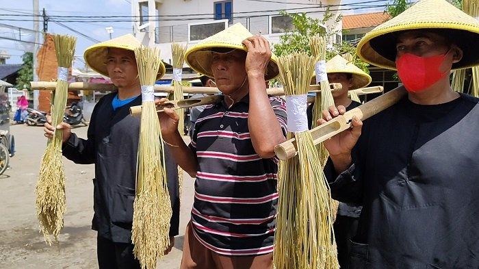 Acara Adat Mapag Sri Masih Dilestarikan hingga Sekarang di Indramayu ...