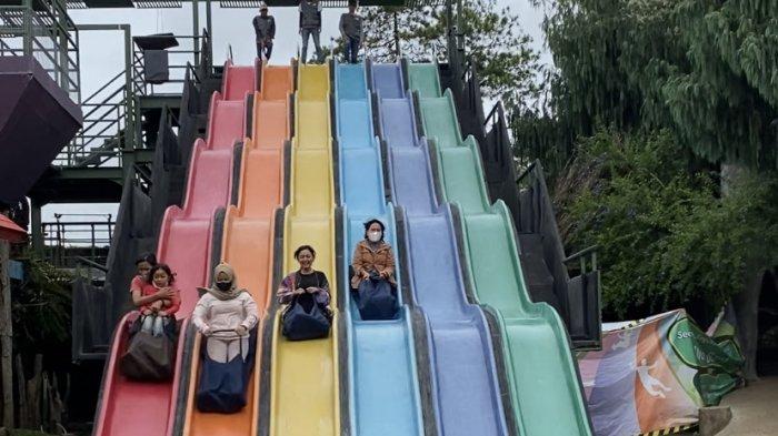 Hobit Slide, Wahana Baru di Objek Wisata Farmhouse, Seluncuran ...