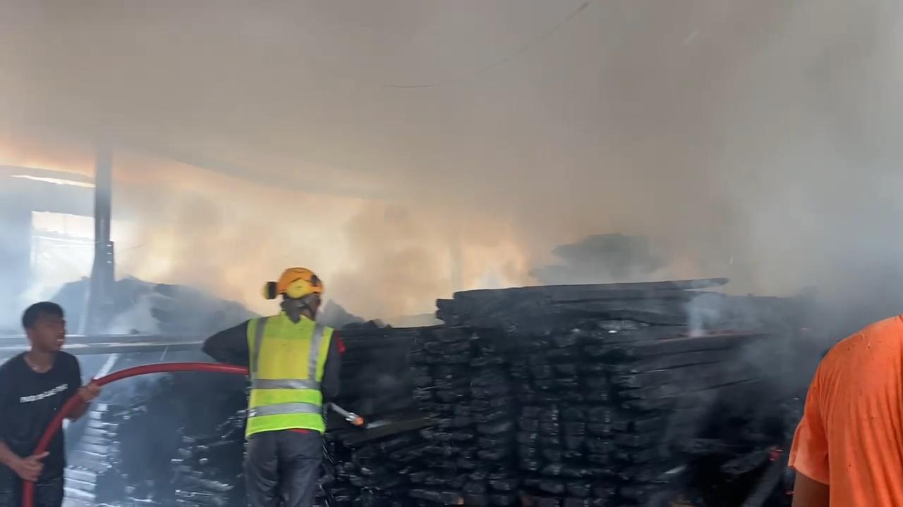 Petugas Damkar Butuh 1,5 Jam Untuk Padamkan Kebakaran Pabrik Kayu di ...