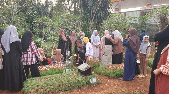 Kenang 40 Hari Kecelakaan Bus SMK Lingga Kencana Depok, Keluarga dan Kerabat Ziarah ke Makam ...