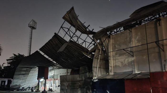 Hujan Deras dan Angin Kencang Bikin Pohon Tumbang, Atap Tribun Stadion ...