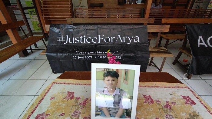 Keluarga Arya Saputra Kompak Mengenakan Pakaian Hitam di Sidang Putusan ...