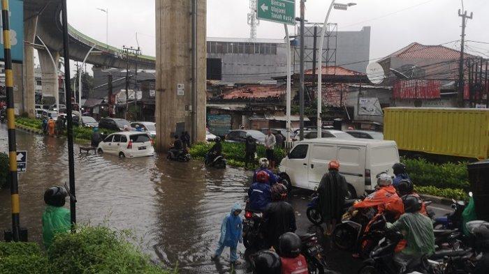Jalan Raya Pasar Cipulir Banjir Setinggi Paha Orang Dewasa, Banyak ...